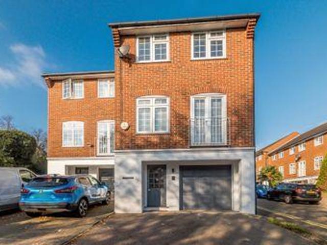 5 Bedrooms Town house for sale in Thirlmere Gardens, Northwood HA6