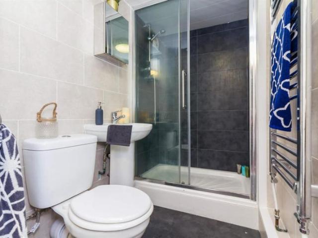 5 bedrooms, 2 bathrooms house, close to Uni