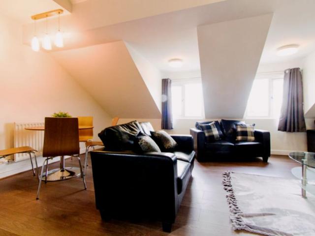 5 Beds 2 Baths