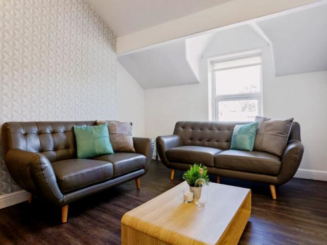 5 Beds 2 Baths