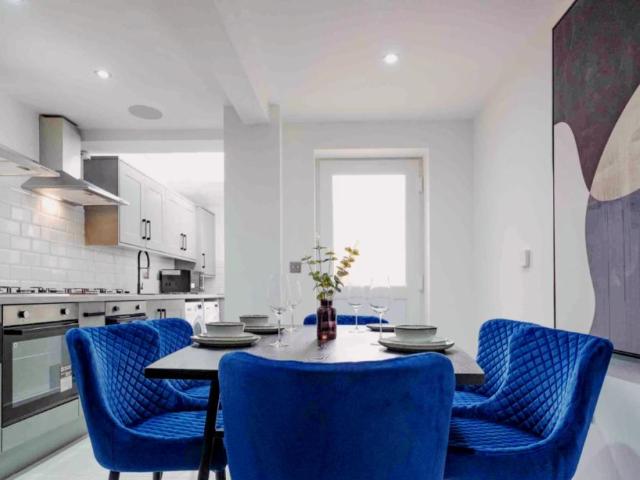 5 Beds 4 Baths