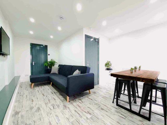 5 Beds 5 Baths