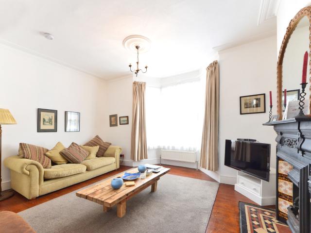 5 beds house For Rent