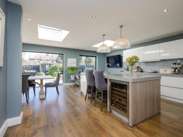 5 Beds Semi detached house Let Agreed