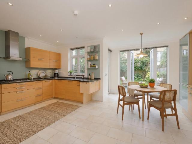 5 Beds Semi detached house Let Agreed