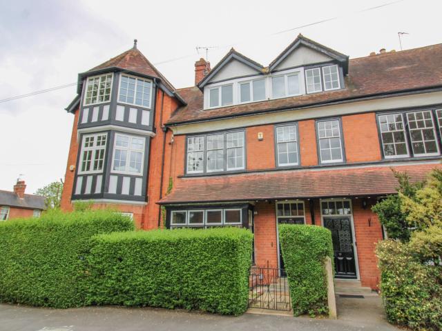 5 beds terraced house for rent