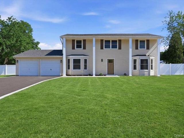5 Bernice Ct, Coram, NY 11727