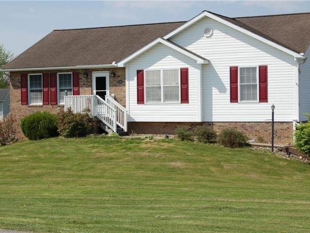5 Blackberry Ln, Grove City, PA 16127