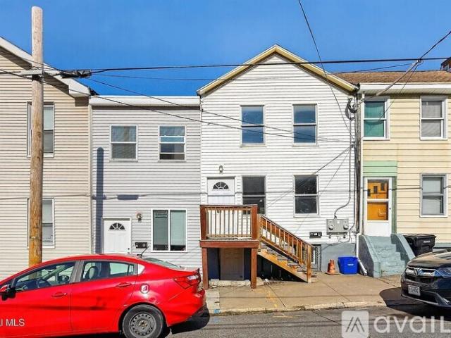 5 BR, 1.5 BA Apartment 61 14th Street, Unit 16B, Troy, NY 12180