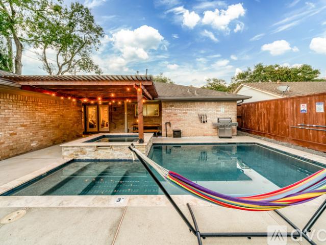 5 BR, 2.5 BA Apartment 4749 Benning Dr, Houston, TX 77035