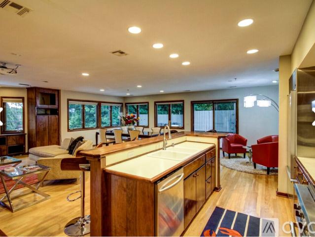 5 BR, 2.5 BA Apartment 935 19th Avenue Southeast, Unit Apt 1, Minneapolis, MN 55414