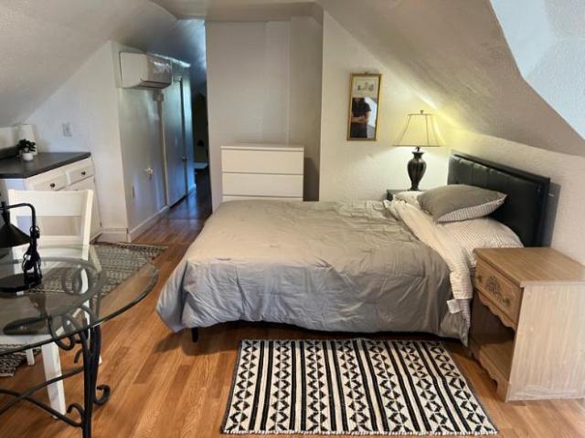 5 Br, 2 bath, Townhouse/Brownstone/RowHouse 42 London St