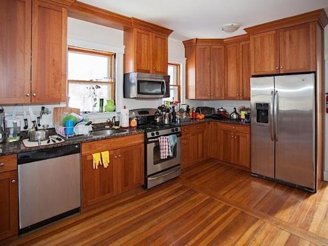 5 Br, 2 bath, Apartment 32 Hawthorne Street