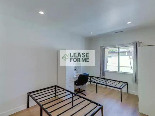 5 Br, 2 bath, Condo 1279 W 38th St