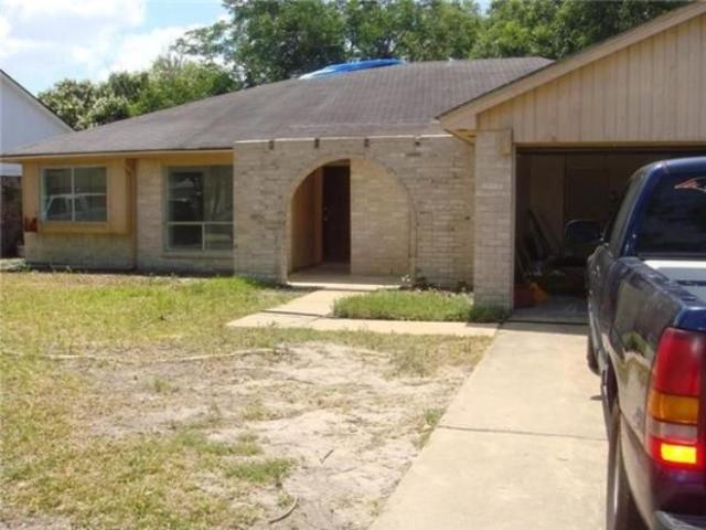 5 Br, 2 bath, Single Family 13307 Oak Ledge Dr