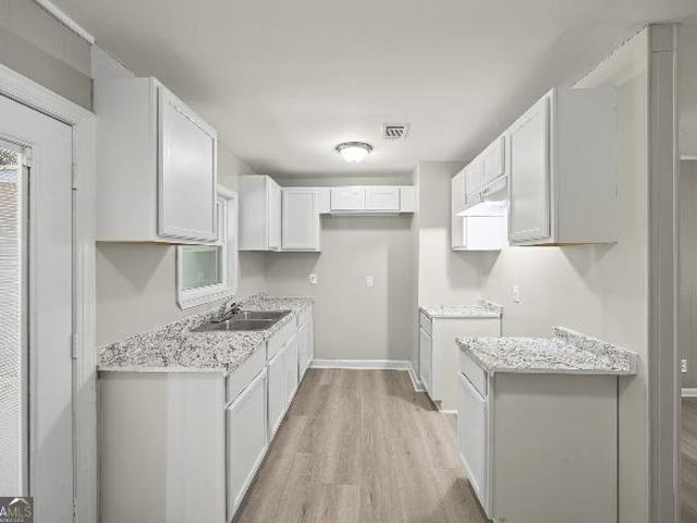 5 Br, 2 bath, Single Family 3415 Travis Boulevard
