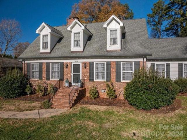 5 Br, 2 bath, Single Family 3030 Courtland Dr