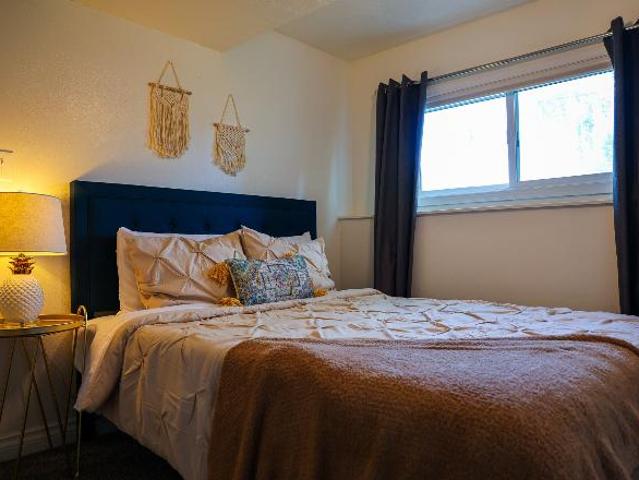 5 Br, 2 bath, Single Family 812 Sacajawea Dr