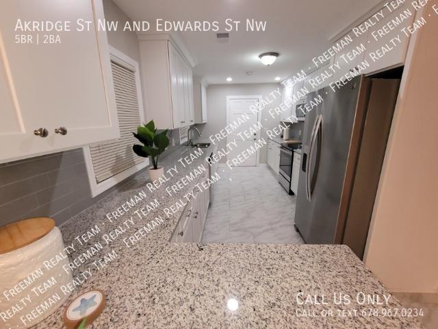 5 BR, 2 BA Apartment 1471 Akridge St NW, Atlanta, GA 30314