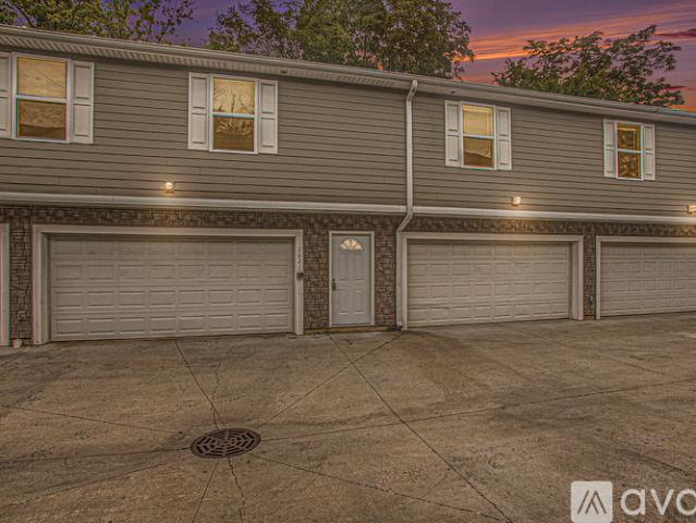 5 BR, 2 BA Apartment 2621 Redwood Ave, Unit 2625, Kalamazoo, MI 49006