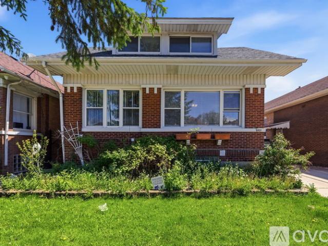5 BR, 2 BA Apartment 6527 S Troy St, Chicago, IL 60629