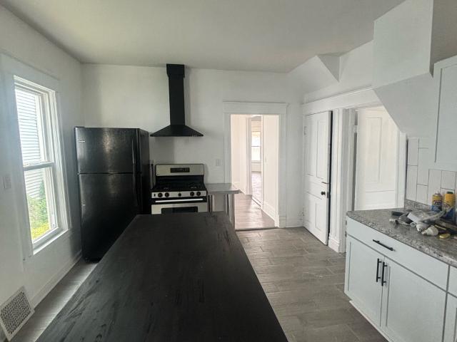 5 BR, 2 BA Apartment 736 N 2nd St, Rockford, IL 61107