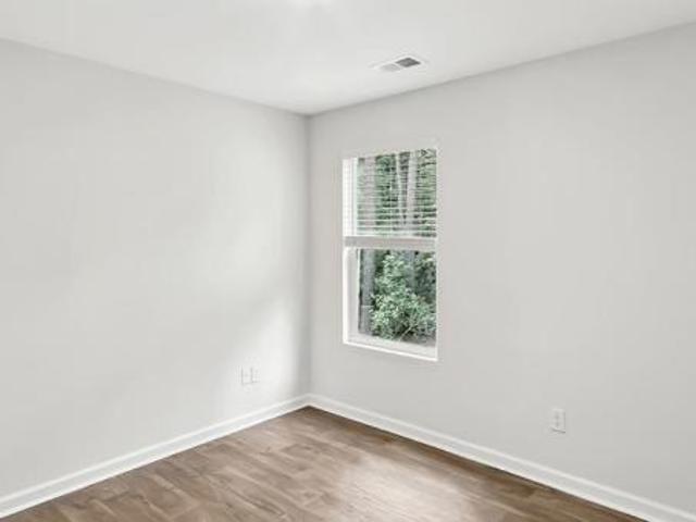 5 Br, 3 bath, Apartment 120 Stall Wy