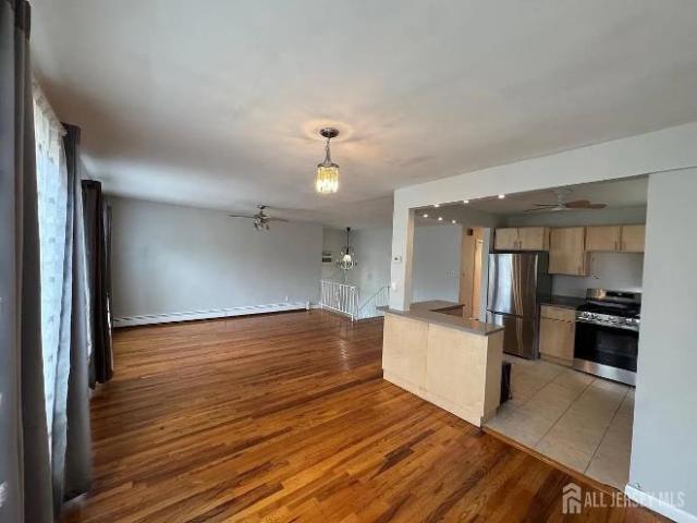 5 Br, 3 bath, Single Family 1038 Kingsland Ln