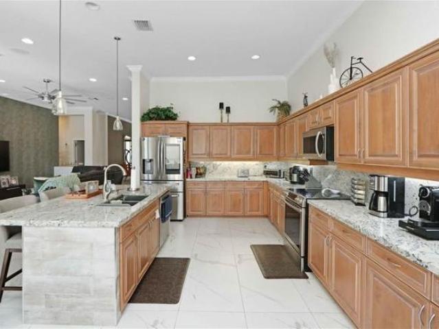5 Br, 3 bath, Single Family 1182 Peregrine Way
