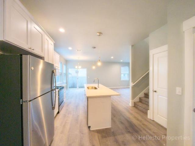 5 Br, 3 bath, Single Family 2530 SW Coho Street