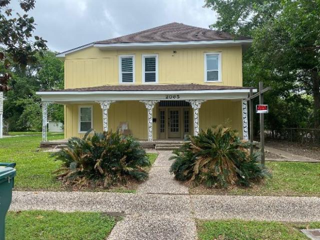 5 Br, 3 bath, Single Family 2065 Broadway St