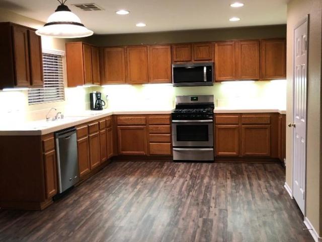 5 Br, 3 bath, Single Family 33759 Petunia Street
