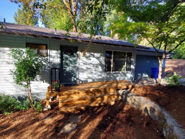 5 Br, 3 bath, Single Family 4515 SW Caldew Street