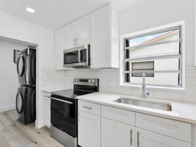 5 Br, 3 bath, Single Family 488 NW 2nd Terrace