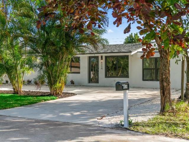 5 Br, 3 bath, Single Family 4114 Sw 49th Ct