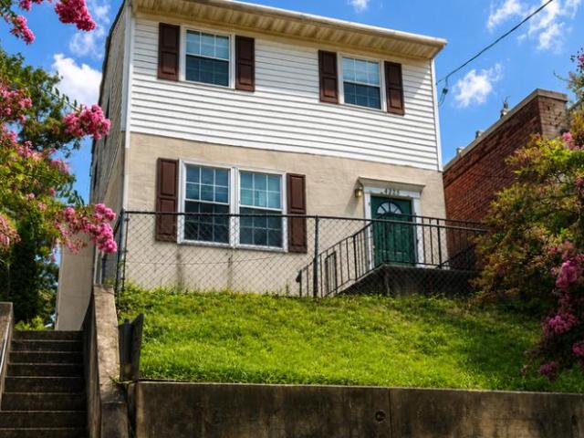5 Br, 3 bath, Single Family 4225 Gault Pl NE
