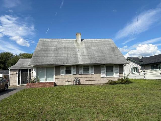 5 Br, 3 bath, Single Family 55 Bloomfield Ln