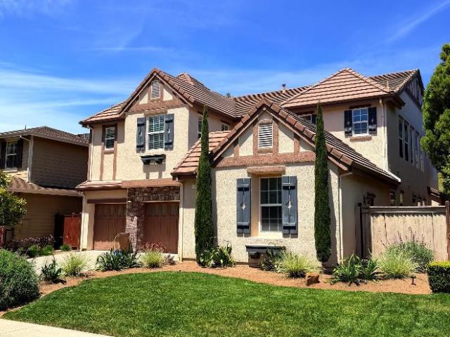 5 Br, 3 bath, Single Family 60 Laurelwood Dr