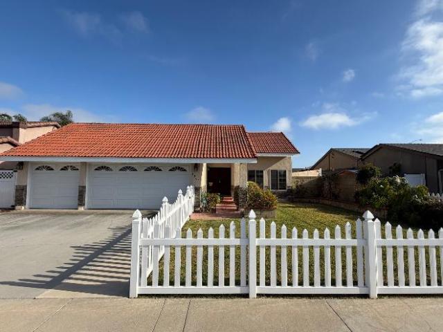 5 Br, 3 bath, Single Family 8552 Doremere Dr