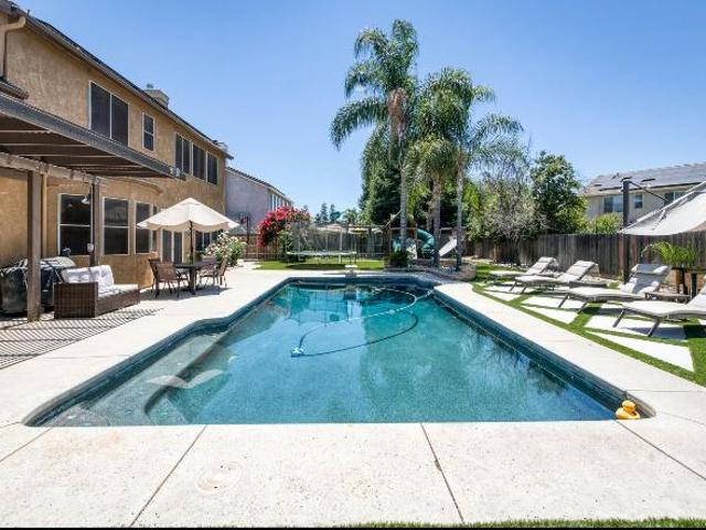 5 Br, 3 bath, Single Family 9427 N Winery Ave