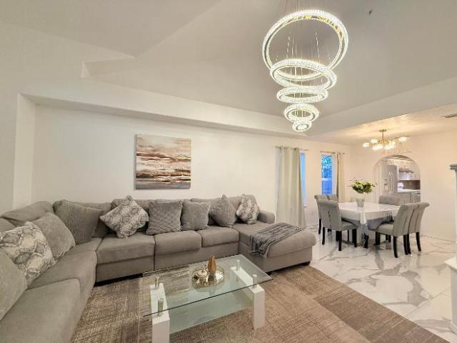 5 Br, 3 bath, Single Family 9612 Palomita Ct NW