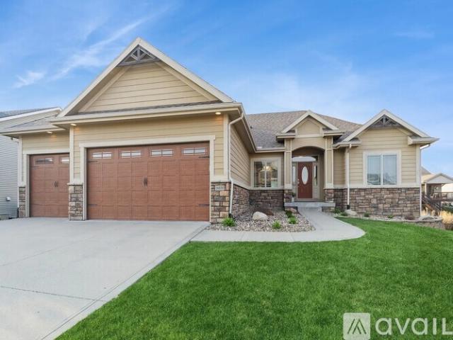5 BR, 3 BA Apartment 16035 Northpark Drive, Urbandale, IA 50323