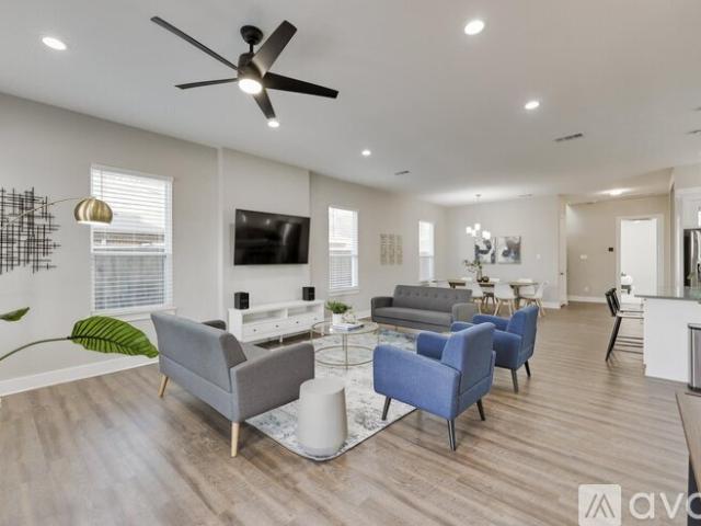 5 BR, 3 BA Apartment 3421 Nomas St, Dallas, TX 75212