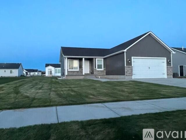 5 BR, 3 BA Apartment 3716 North Ventura Avenue, Ammon, ID 83401