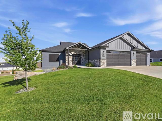 5 BR, 3 BA Apartment 3911 Travers Cir, Manhattan, KS 66503