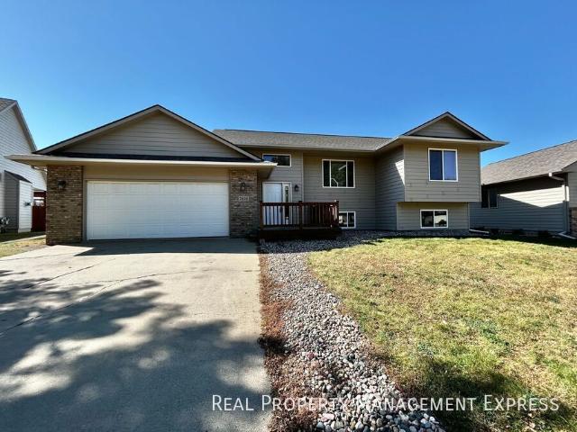 5 BR, 3 BA Apartment 7636 S Rose Crest Court, Sioux Falls, SD 57108