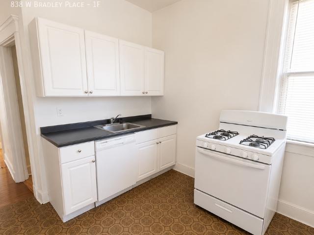 5 BR, 3 BA Apartment 838 W Bradley Place, Chicago, IL 60613