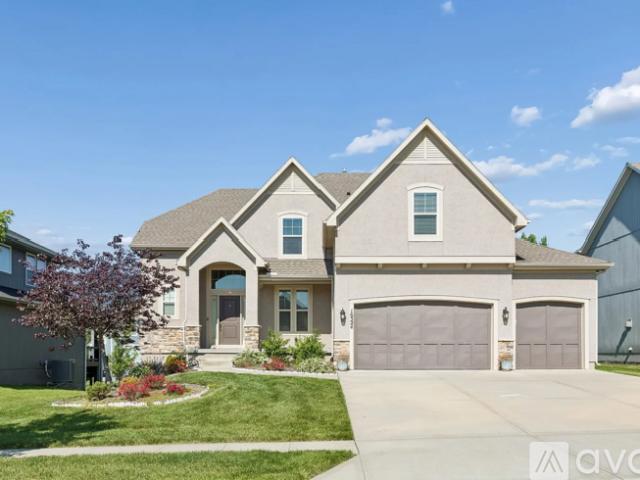 5 BR, 4.5 BA Apartment 16324 Farley Street, Overland Park, KS 66085