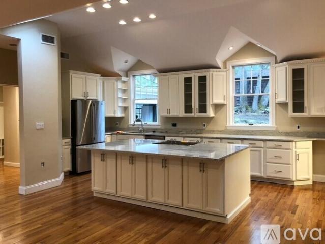 5 BR, 4.5 BA Apartment 27 Gammons Rd, Newton, MA 02468