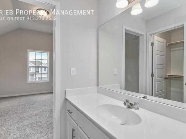 5 Br, 4 bath, Single Family 2677 W Dartmouth St